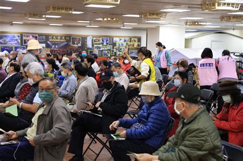 【衛生局】高市啟動次世代ba45疫苗發單接種 陳其邁至疫苗站視察關懷長輩接種情形 好視新聞網