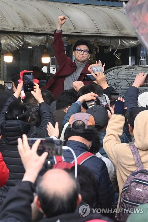 시민들에게 인사하는 한동훈 비대위원장 연합뉴스