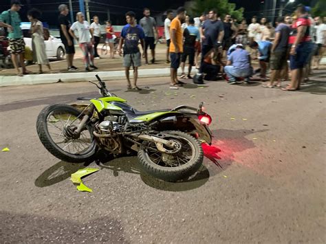 Duas pessoas ficam feridas após motocicleta bater na traseira de carro