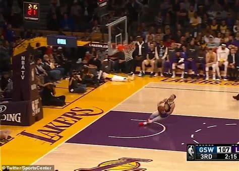 Steph Curry Suffers Embarrassing Moment As He Slips While Attempting Showboat Dunk Daily Mail