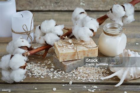천연 수 제 비누 귀리 플레이크 나무 바탕에 크림 코 튼 지점 갑각류에 대한 스톡 사진 및 기타 이미지 갑각류 개념 건강