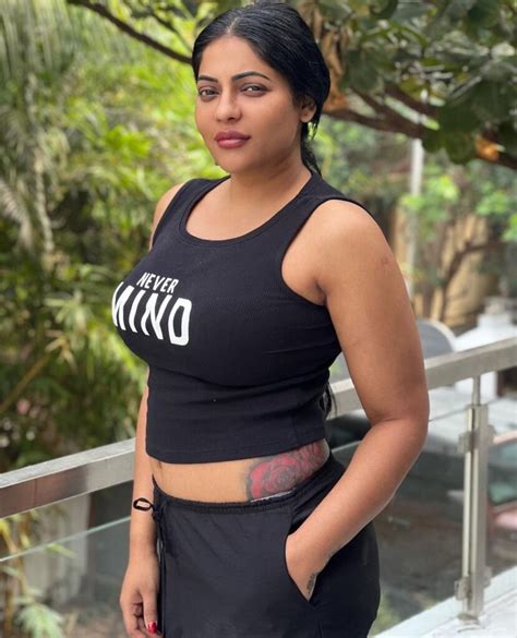 ஆத்தாடி எவ்ளோ பெருசு பிரமாண்ட முன்னழகை வெளிச்சம் போட்டு காட்டும்