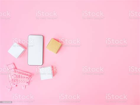 핑크 배경에 빈 화면과 제품 상자 주문 스마트 폰에서 비즈니스 전자 상거래 및 온라인 쇼핑 개념 위쪽 보기 0명에 대한 스톡 사진 및 기타 이미지 Istock