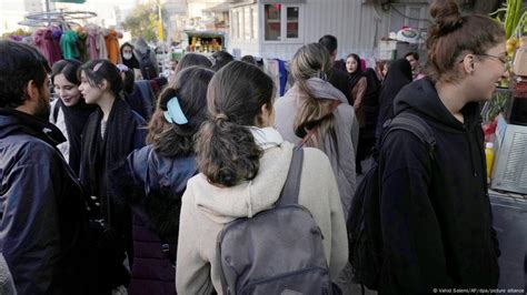 کمیسیون مجلس سفر زنان به خارج را به اجازه سرپرست مشروط کرد Dw