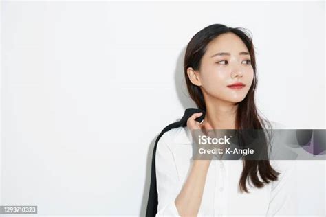 화이트 백그루웅에 젊은 아시아 비즈니스 여성의 초상화 여자 사업가에 대한 스톡 사진 및 기타 이미지 여자 사업가 정장 셔츠