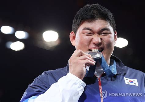 은메달 들고 포즈 취하는 김민종 연합뉴스