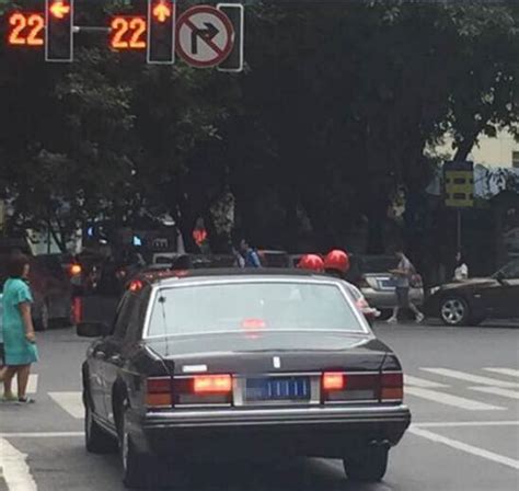 被老爺車追尾下車就收五千賠款，一看原來是勞斯萊斯 每日頭條
