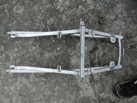 Suzuki GSXR 600 750 K1 K2 K3 stelaż ogona zadupka 12000923153