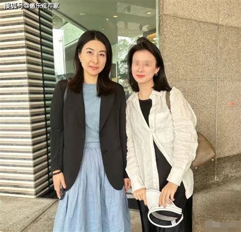 霍启刚夫妇被偶遇，女方踩高跟拎8万大牌包，男方公文包多处磨损郭晶晶豪门带着