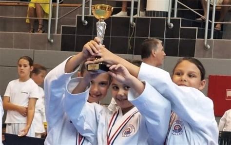 Karate Karatašice šibenskog „osvita Mia Ninić Ena Bilić I Marta Zorica Zlatne U Ekipnoj A