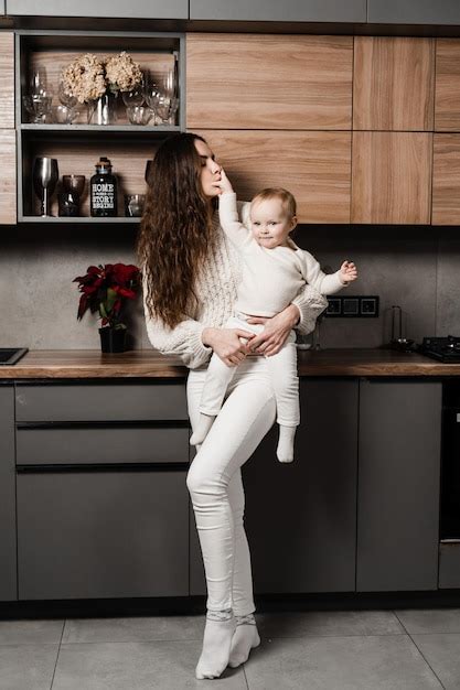 Madre Feliz Con Su Hija En La Cocina Mon Y Su Hijo Pasan Tiempo Juntos