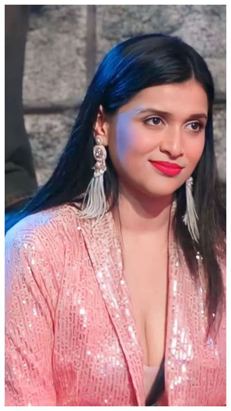 मनारा चोपड़ा ने बताया प्रियंका चोपड़ा से कब मिल रही हैं