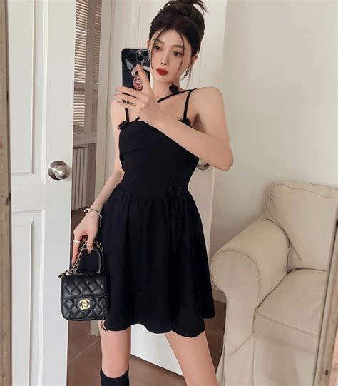 브이루아 볼수록 매력~프렌치 햅번 블랙 서스펜더 드레스 여성 여름 허리 슬리밍 스커트 플레어 주름 끈 나시 원피스 숏원피스