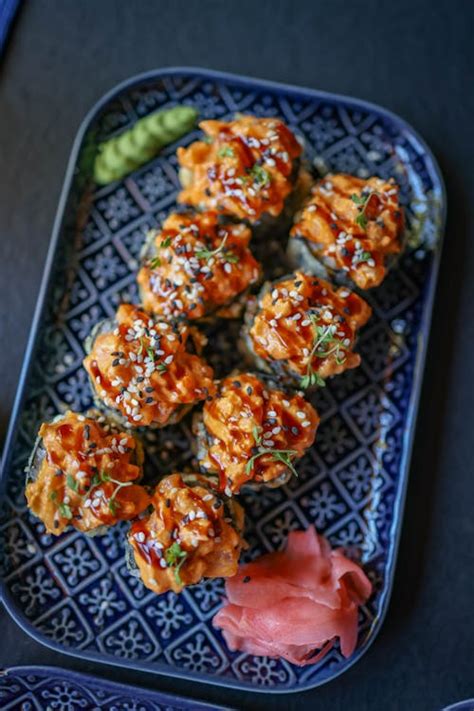 Flavorful 고명 다채로운 동양 레스토랑 프리젠테이션 맛있는 매콤한 초밥 매크로 문화 물고기 미식가 민족 음식 밥 변덕스러운 조명 별미 생강