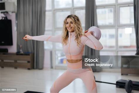 주전자 벨과 체육관 운동을하고 스포츠웨어에서 젊은 여자 여자에 대한 스톡 사진 및 기타 이미지 여자 이두근 쭈그리고 앉기 Istock