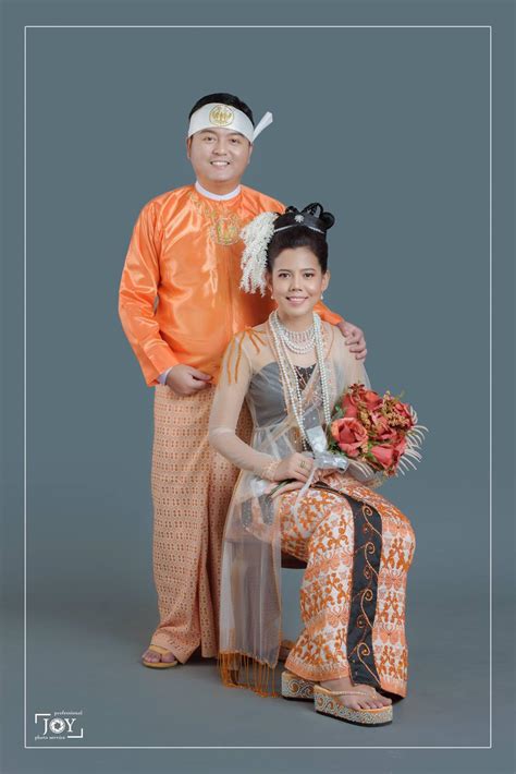 ကိုယ့်ရခိုင်ရ Myat Thazin မြတ်သဇင် ရခိုင်ရိုးရာ ပိုးထည်