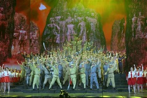 侯勇攜塔溝武校演情景劇《長征》 再現紅軍過雪山場面 每日頭條