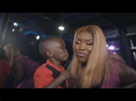 Roseline Layo Cest La même Phase Clip officiel Chords Chordify
