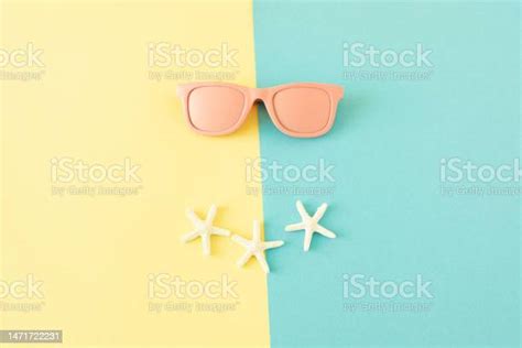 분홍색 선글라스와 불가사리가 있는 화려한 구성 최소한의 여름 해변 배경 개념 0명에 대한 스톡 사진 및 기타 이미지 0명