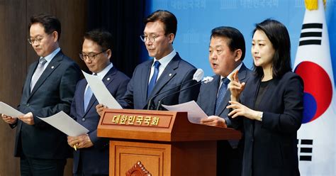 민주당 윤 대통령 북한 대화의 장으로 불러내야