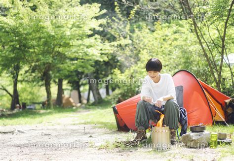 夏にソロキャンプをしている若い日本人女性 （人物）の写真素材 245412125 イメージマート
