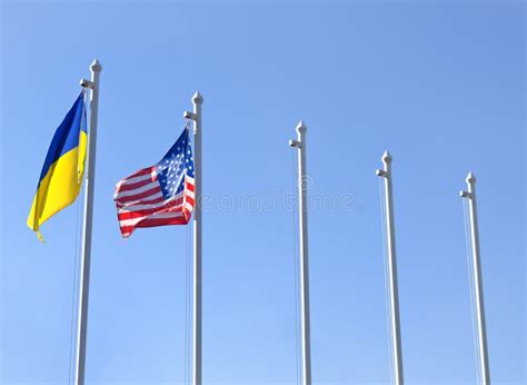 振翼在美国的旗子的旁边乌克兰的粗粒 库存图片 图片 包括有 标志 政治 国际 协作 全球 国家（地区） 39154135