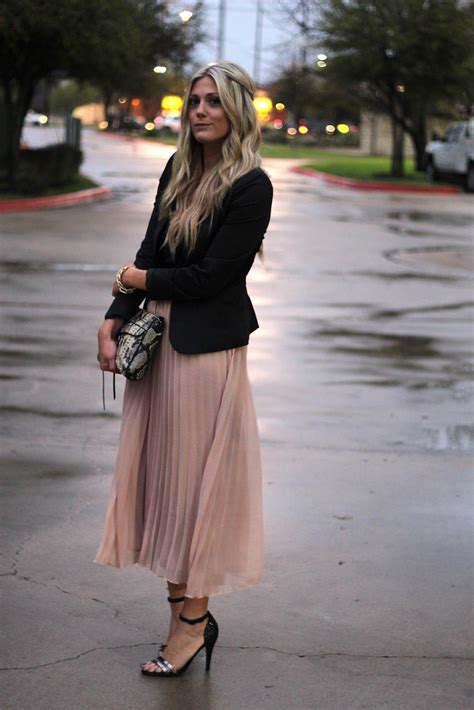Love The Pleated Blush Skirt City Girl Style Fashion Fashion Outfits