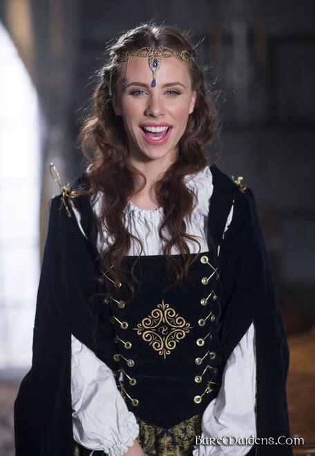 📷⭐️ ایده عکاسی عکس های مدلینگ و کص نمایی بانو Anya Olsen با لباس های قرون وسطی