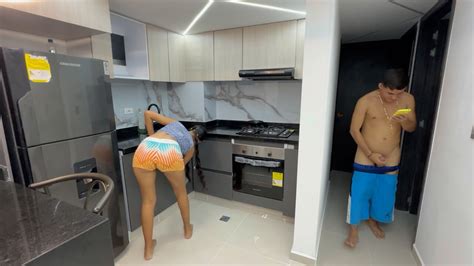 ฉันทําให้ลูกพี่ลูกน้องสาวขี้อายเงี่ยนขณะที่เธอสังเกตเห็นฉันช่วยตัวเอง