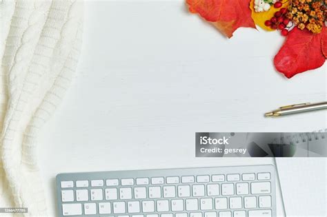 복사 공간이있는 키보드 스웨터와 잎의 추상적인 가을 개념 0명에 대한 스톡 사진 및 기타 이미지 0명 가을 개념 Istock