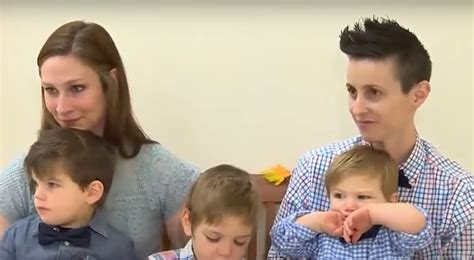 Deux mères désireuses d adopter un enfant finissent par en adopter
