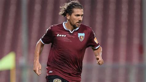 Pistola Contro Il Calciatore Cerci Dacci Lorologio Lui Si Accorge