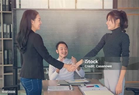 사무실에서 회의 또는 협상에서 비즈니스 사람들이 악수 비즈니스 파트너십 회의 개념 개념에 대한 스톡 사진 및 기타 이미지