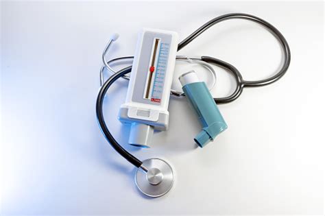 천식 알레르기 및 Copd 용 의료 기기 최대 호기량 측정기 흡입기 펌프 스프레이 및 흰색 배경의 청진기 위에서 높은 각도보기