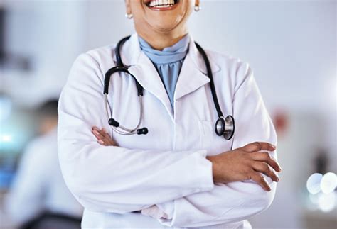 의사 팔짱을 끼고 의료 또는 심장학을 위해 병원에 있는 여성의 청진기 상담 약 건강 검진을 위해 준비된 전문 여성 의료진의