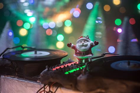 크리스마스 트리 새해 전야와 어두운 나이트 클럽 배경에 헤드폰dj 믹서 Dj 테이블에 새해 요소의 보기를 닫습니다 휴일 파티
