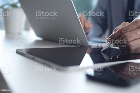 스타일러스 펜을 사용하여 Mobiel 앱을 통해 디지털 태블릿에서 전자 문서에 서명하고 사무실에서 랩톱 컴퓨터에서 작업하는