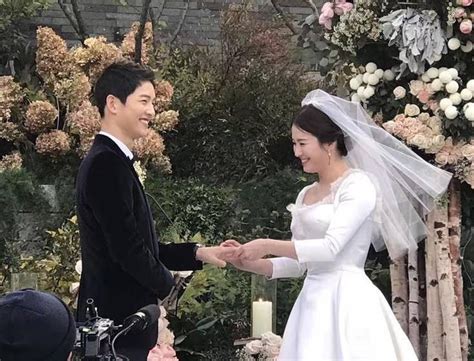 宋仲基和宋慧乔的双宋婚礼婚纱照和婚礼现场合照陆续曝光