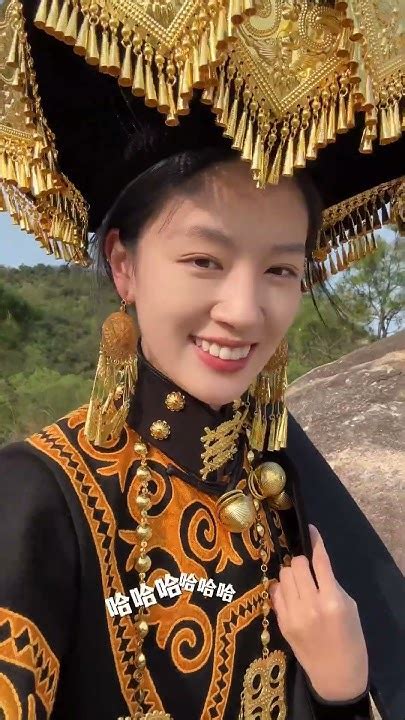 今天是很吵的彝族少女一枚諾 滴～彝族少女体验卡风超大的拍摄日 旁边还有很多 玩赛车”的小孩哥小孩姐hhh 好在还是顺利完成拍摄惹 一起期待一下成片吧～拍摄花絮 模特 Vlog日常 彝族