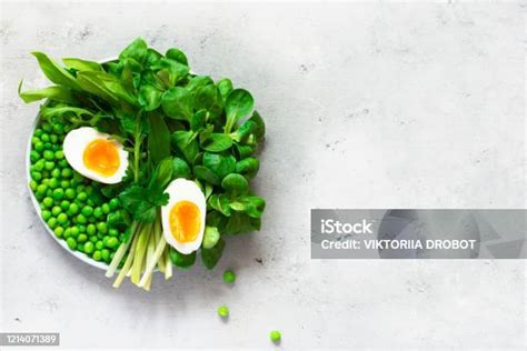 양상추 야생 마늘 녹색 완두콩 파슬리와 부드러운 삶은 계란 건강한 식생활 개념 비건 채식 건강한 식생활에 대한 스톡 사진 및 기타 이미지 Istock