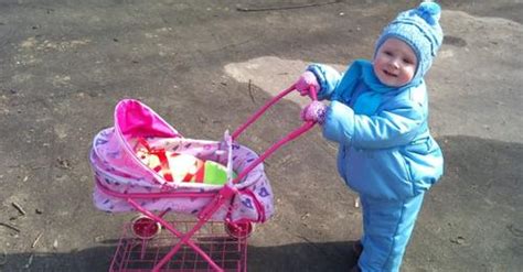 Синът ми си играеше с количката на сестра си в парка когато една дама
