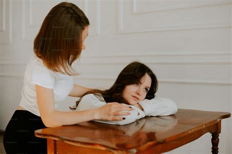 Una Mujer Sentada En Una Mesa Con Un Vaso De Agua Foto Imagen De