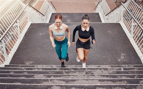 Deportes De Fitness O Amigos Que Corren Por Pasos Ejercitarse Juntos