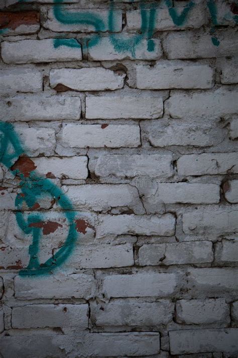 Witte Bakstenen Muur Met Graffiti Stock Afbeelding Image Of Graffiti
