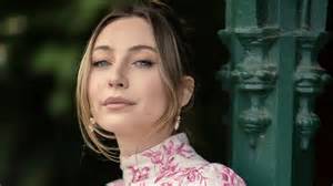 Ex Neighbours Star Mavournee Hazel In Court Fight With Melbourne Based