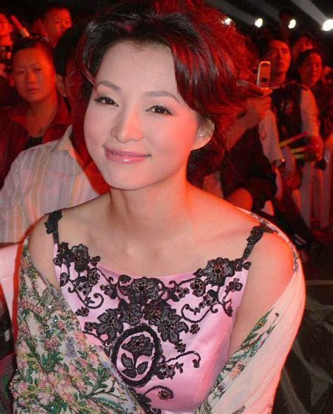 董卿年輕的女孩們讀透這8本好書社會上會少走很多彎路 每日頭條