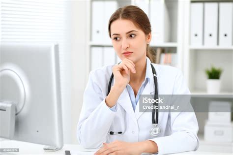 라틴 아메리카 의사 여자 두 팔을 교차 하 고 병원에서 웃 고 서 의사 환자 검사 준비 갈색 머리에 대한 스톡 사진 및 기타
