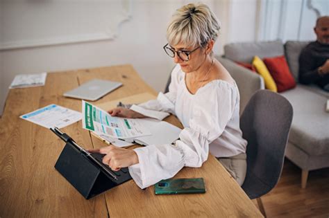 집에서 지폐와 세금을보고 계산하고 지불하려고하는 성숙한 여성 2명에 대한 스톡 사진 및 기타 이미지 2명 가격 가정 생활 Istock