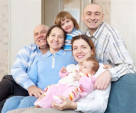 Familia Feliz De Tres Generaciones Imagen De Archivo Imagen De Nieta