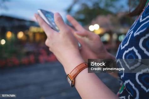 아시아 Z세대 알파 디지털 스마트폰으로 모바일 앱에서 챗봇과 Ai를 활용 생성형 인공지능에 대한 스톡 사진 및 기타 이미지 생성형 인공지능 여자 한 명의 여자만